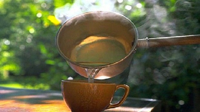 Voici pourquoi vous devriez boire de l’eau tiède à jeun chaque matin ...